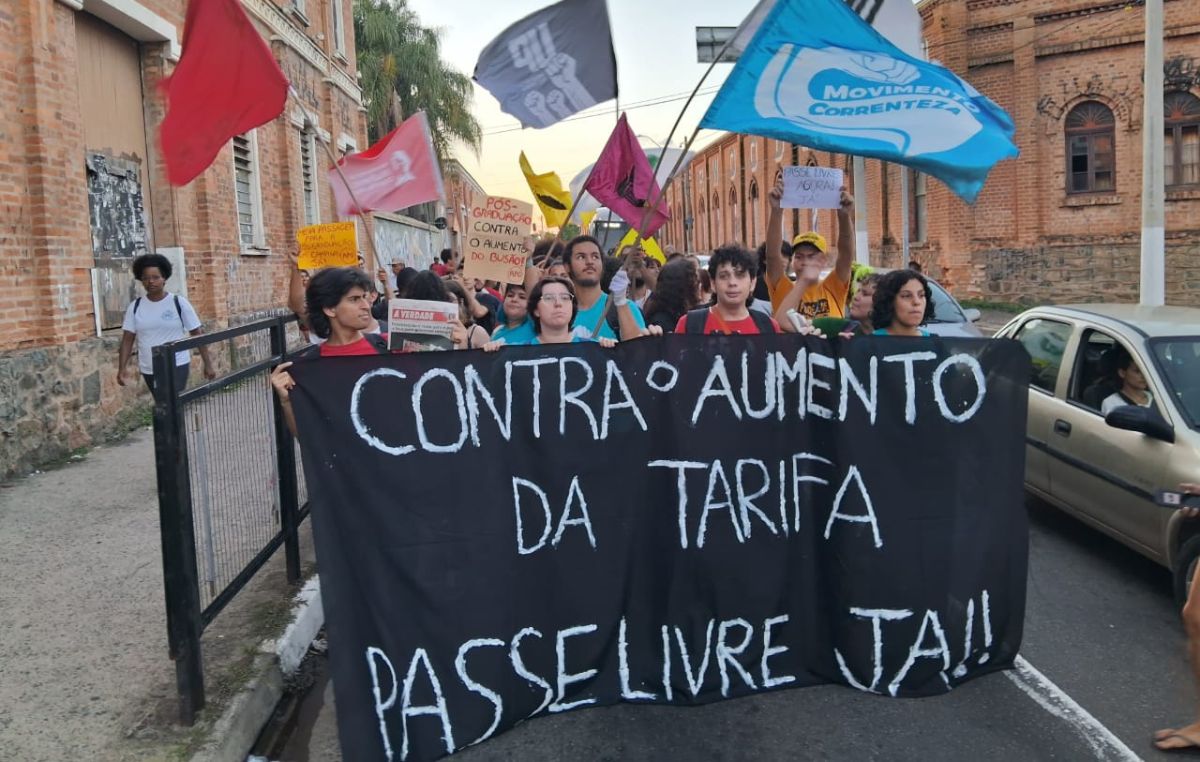 Estudantes de Campinas protestam contra aumento das passagens da EMTU